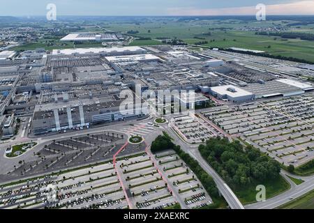 BMW Group Werk Dingolfing an der Autobahn A92. Luftaufnahme, *** BMW ...