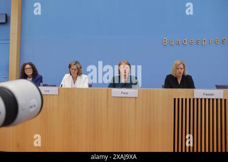 Petra Söchting, Leiterin des Hilfetelefons Gewalt gegen Frauen ...