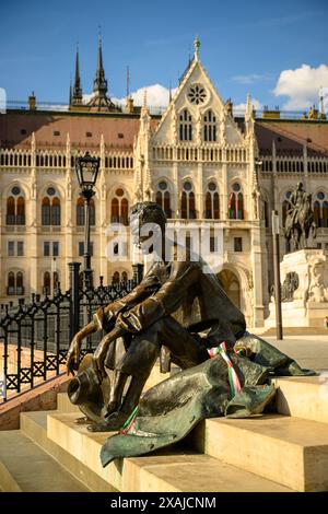 The Attila József Statue in front of the Hungarian Parliament Building ...