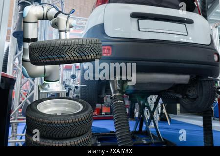 Robot arm works in a car service Stock Photo - Alamy