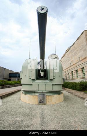 Gun turret of the HMAS Brisbane warship at the Australian War Memorial ...