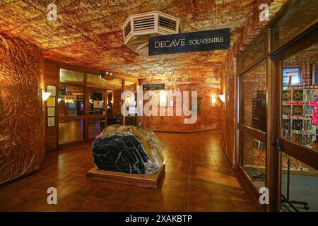 Underground jewelry shop in the Desert Cave Hotel in Coober Pedy ...