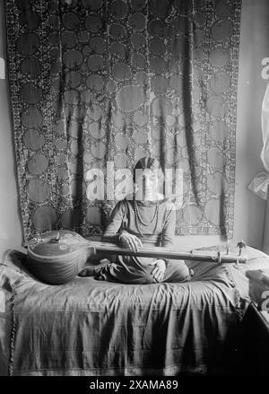 Coomarasumay, Ananda, Mrs. (Ratan Devi), portrait photograph. Genthe ...