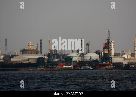 Lake Maracaibo, Venezuela. 26-12-2009. View of the refinery of Pdvsa ...