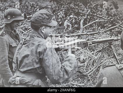 Wehrmacht soldiers operate an MG42 Machine Gun on the Eastern Front ...