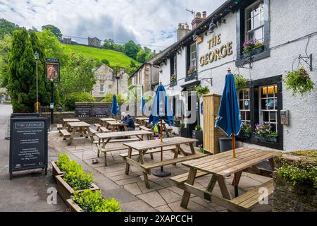 The George Inn, Castleton in the Peak District is overlooked by the ...