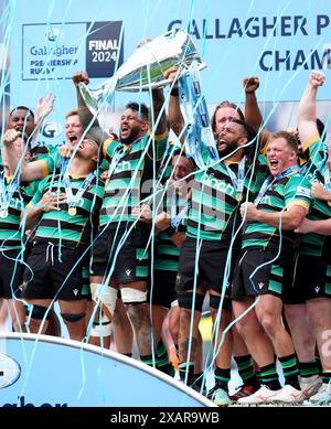 Bath Rugby players celebrate with the trophy after the Gallagher ...