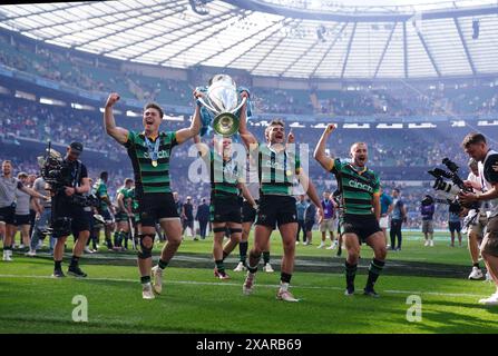 Bath Rugby players celebrate with the trophy after the Gallagher ...