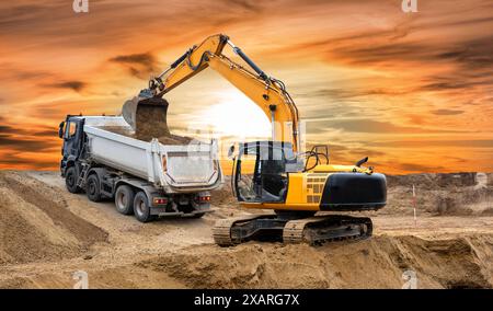 Ein Bagger arbeitet auf einer Baustelle Ein Bagger arbeitet an der ...