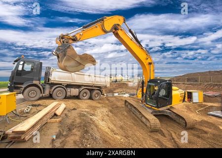 Ein Bagger arbeitet auf einer Baustelle Ein Bagger arbeitet an der ...