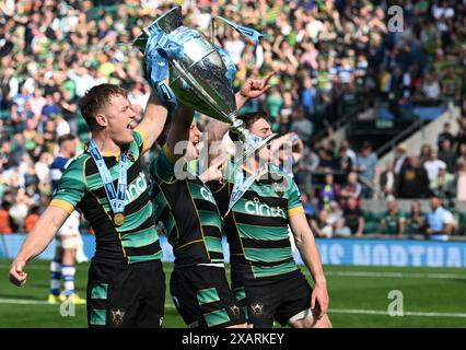 Bath Rugby players celebrate with the trophy after the Gallagher ...