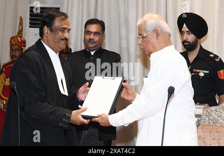 Patna, India. 08th June, 2024. PATNA, INDIA - JUNE 8: Student Ratan Shankar showing letter of ...