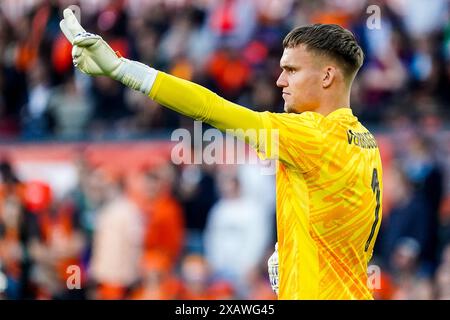 goalkeeper Bart Verbruggen of Netherlands gestures during the ...