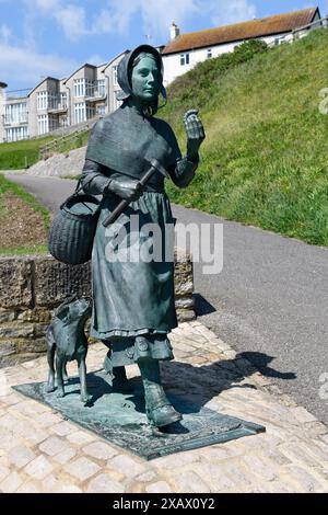 The statue of famous fossil hunter Mary Anning by Denise Dutton at Lyme ...