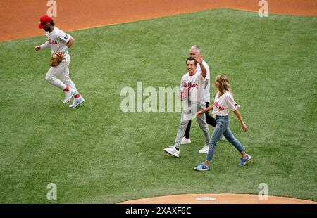 Former Philadelphia Phillies Chase Utley, right, waves to the crowd ...