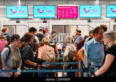 TUI Check-In Schalter am Flughafen München *** TUI Check In counter at ...