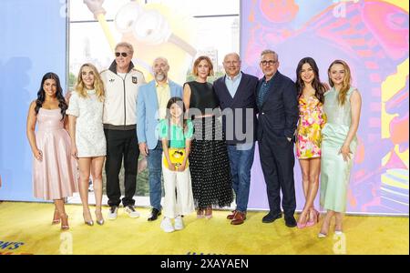 Dana Gaier, Chloe Fineman, Madison Polan, Will Ferrell, Kristen Wiig ...