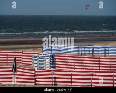 Red and blue striped windbreak at the beach Stock Photo - Alamy