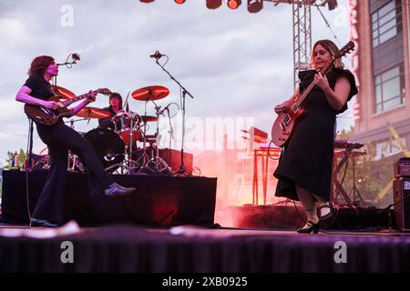 BLOOMINGTON, INDIANA - JUNE 8: Carrie Brownstein, left, and Corin ...