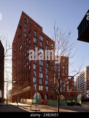 Building facades and Tapper Walk. Cadence - King's Cross, London ...