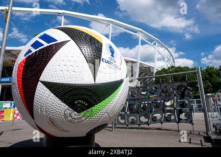 Symbolbild / Themenfoto Adidas Spielball Fußballliebe vor dem Stadion ...