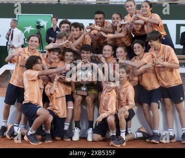 Winner Carlos Alcaraz of Spain poses with his brother Alvaro Alcaraz ...
