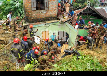 Non Exclusive: The army, fire service and police are carry out rescue ...