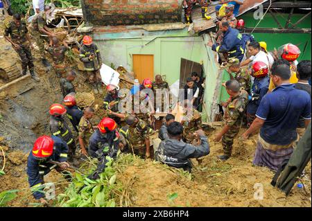 Non Exclusive: The army, fire service and police are carry out rescue ...