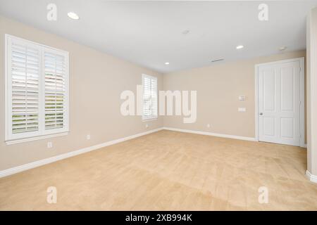 An empty room with tan walls. California, USA Stock Photo - Alamy