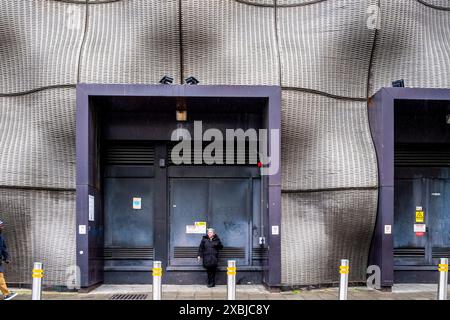 The Boiler Suit Modern Architecture By Heatherwick Studio Outside Guy's ...