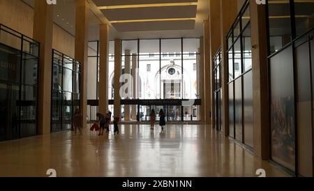 Pass-through ground-level hall of the MetLife Building, New York, NY ...