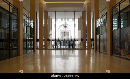 Pass-through ground-level hall of the MetLife Building, New York, NY ...
