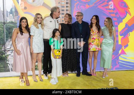 Dana Gaier, Chloe Fineman, Madison Polan, Will Ferrell, Kristen Wiig ...