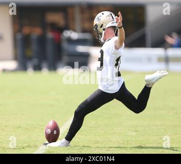 New Orleans Saints place kicker Blake Grupe (19) kicks a field goal ...