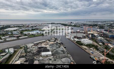 Stillstand in Emden. Blick auf den Hafen der Stadt Emden. In Emden sind ...