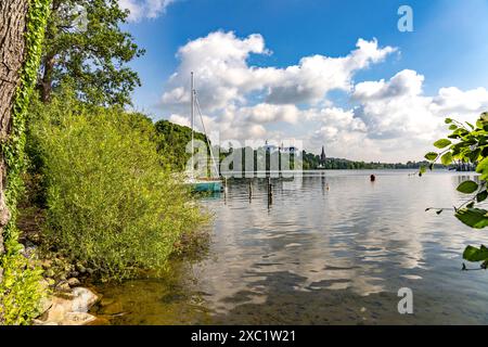 Plön Der Große Plöner See, Nikolaikirche und Schloss Plön in Plön ...
