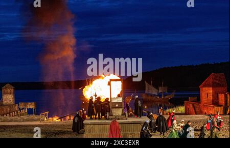 Stoertebeker Festspiele 2024 Explosionen und Feuerbaelle begleiten die ...