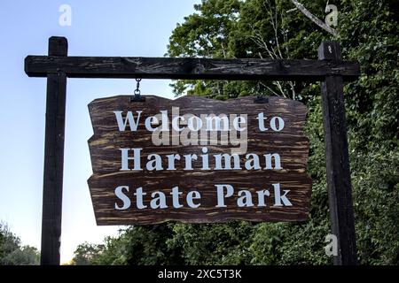 Welcome to Harriman State Park sign on Seven Lakes Drive at entrance to ...