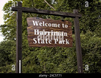 Welcome to Harriman State Park sign on Seven Lakes Drive at entrance to ...