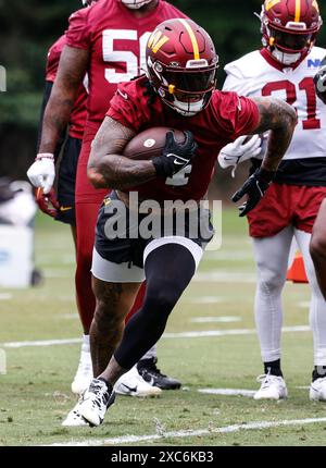 Washington Commanders linebacker Frankie Luvu (4) in action during the ...