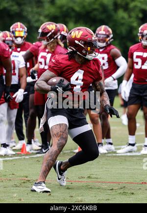 Washington Commanders linebacker Frankie Luvu (4) in action during the ...