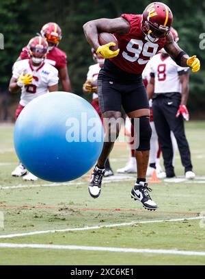 Washington Commanders defensive end Clelin Ferrell (99)rushes during ...
