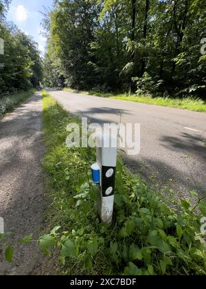 Wildlife warning reflector on roadside posts Reflective reflector to ...