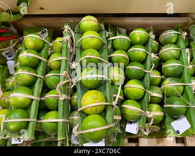 Lots of lemons tied into packages on a market stall Stock Photo - Alamy