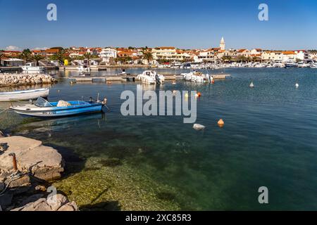 Pakostane Stadtansicht und Hafen von Pakostane, Kroatien, Europa ...