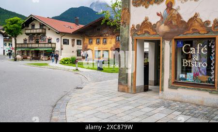 Historische Häuser mit Lüftlmalerei in Mittenwald, Werdenfelser Land ...