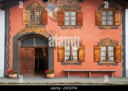 Geigenbaumuseum und Historische Häuser mit Lüftlmalerei in Mittenwald ...