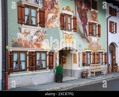 Geigenbaumuseum mit Lüftlmalerei in Mittenwald, Werdenfelser Land ...