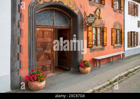 Geigenbaumuseum und Historische Häuser mit Lüftlmalerei in Mittenwald ...