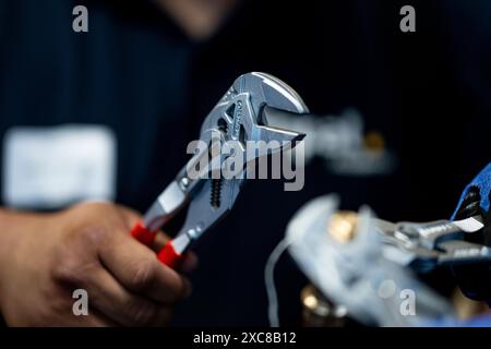 Blankenfelde Mahlow, Germany. 14th June, 2024. A tradesman points to ...